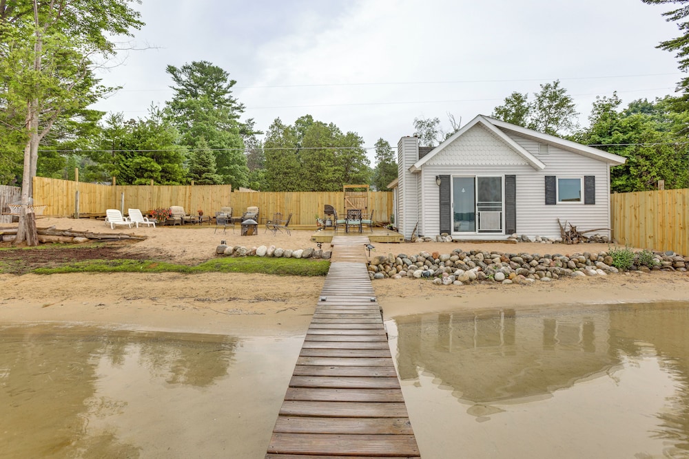 Beach Access & Dock: Little Traverse Lake Cottage! - Suttons Bay, MI