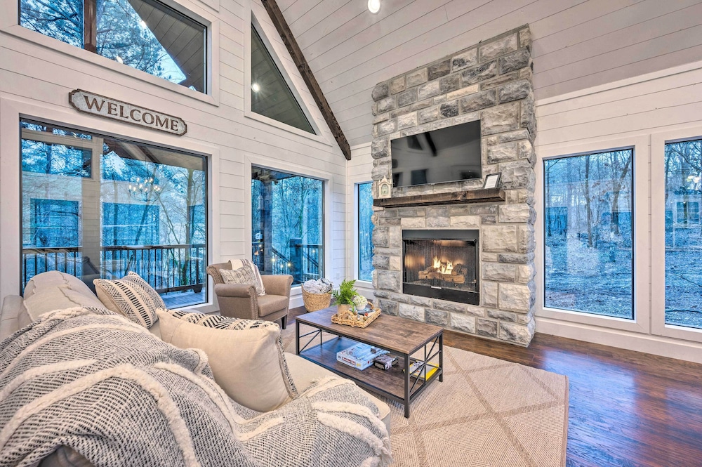 Modern Cabin W/ Hot Tub: 1 Mi From Hochatown! - Broken Bow, OK