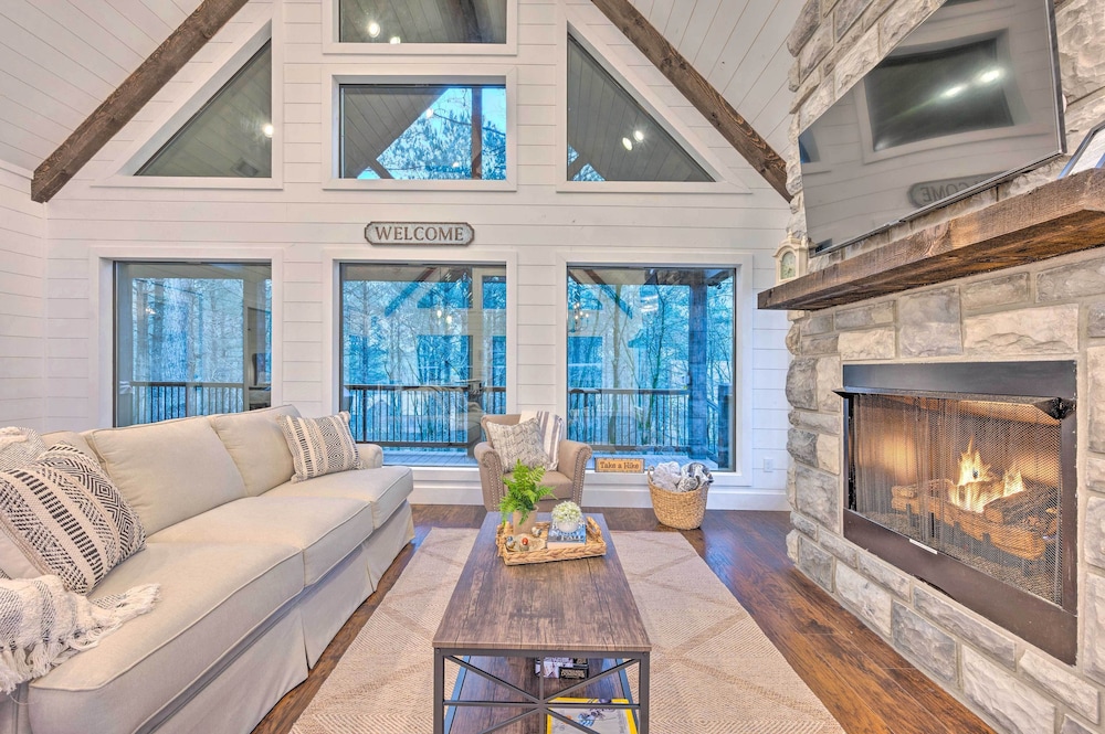 Modern Cabin W/ Hot Tub: 1 Mi From Hochatown! - Broken Bow, OK