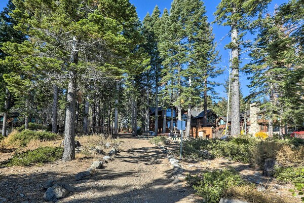 Carnelian Bay Home W/ Hot Tub Near Tahoe Skiing - Tahoe City, CA