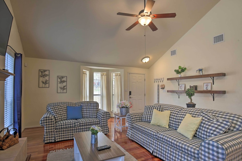 San Antonio Home W/ Pool & Hot Tub Near Seaworld! - San Antonio, TX