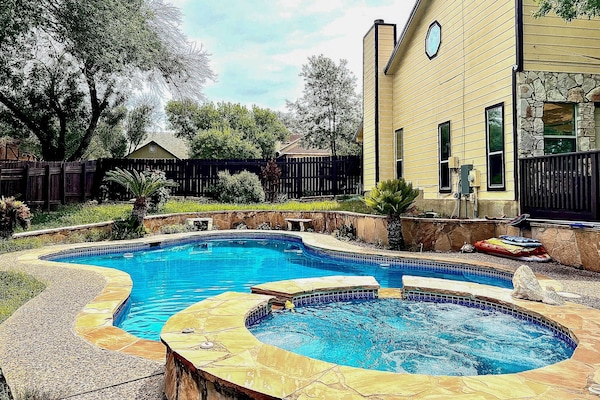 San Antonio Home W/ Pool & Hot Tub Near Seaworld! - San Antonio, TX