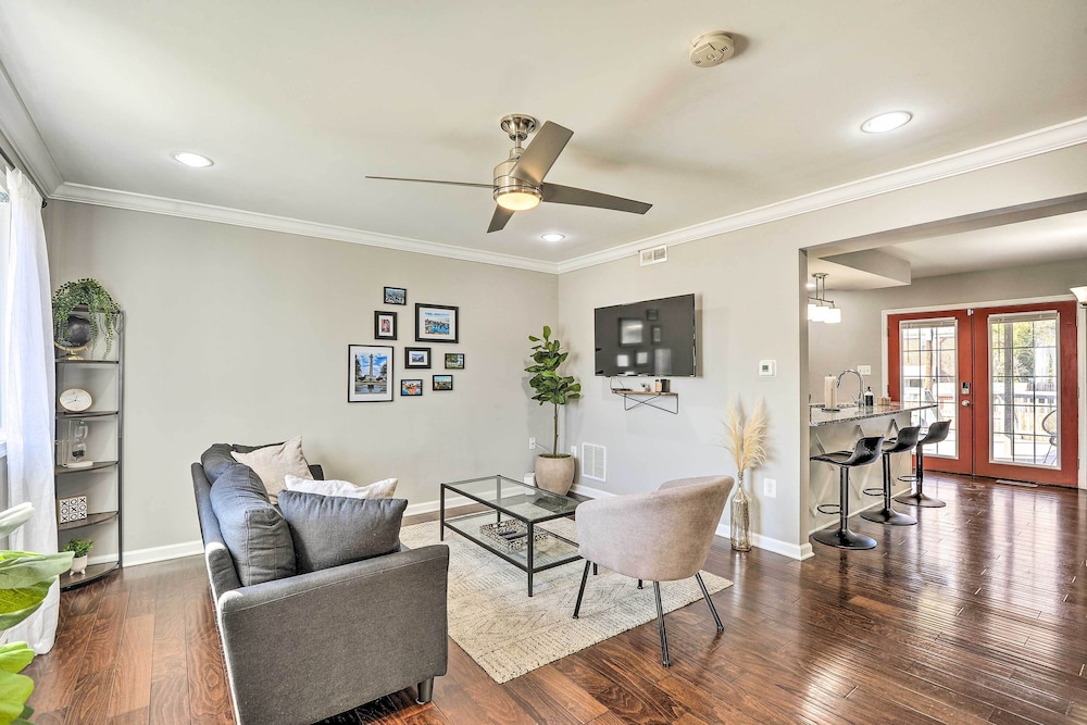 Chic Townhome W/ Deck: 6 Mi To Dtwn Baltimore - Owings Mills, MD