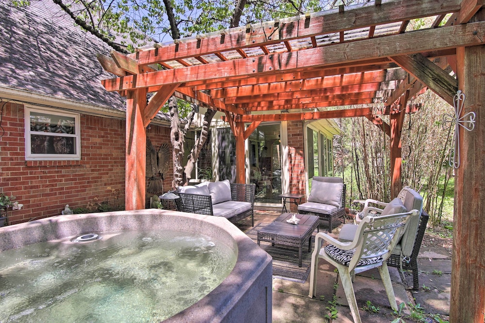 Private Home W/ Hot Tub & Patio Near Dtwn Tulsa - Tulsa, OK