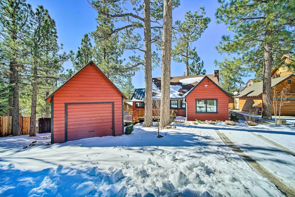 < 1 Mi To Big Bear Lake: Cabin W/ Hot Tub - Big Bear, CA