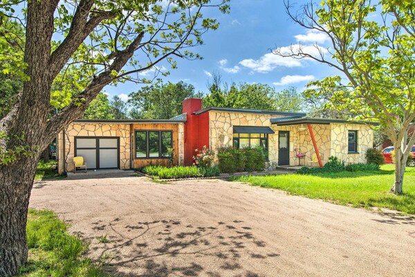 Remodeled Retro Home W/ Deck, Walk To Main Street! - Blanco State Park, Blanco