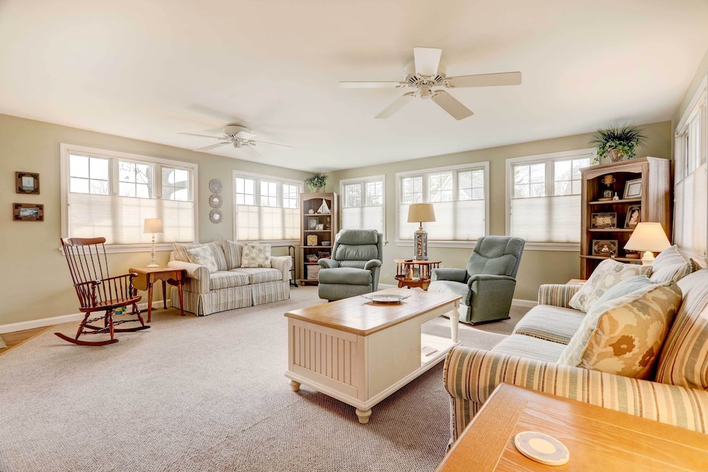 Westerly Retreat ~ 1/4 Mi To Private Beach! - Westerly, RI