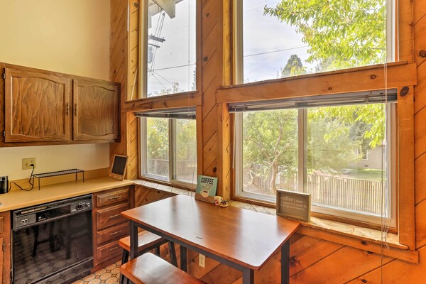 Cozy Studio Near Hiking & Skiing, Walk To Downtown - Mount Shasta, CA