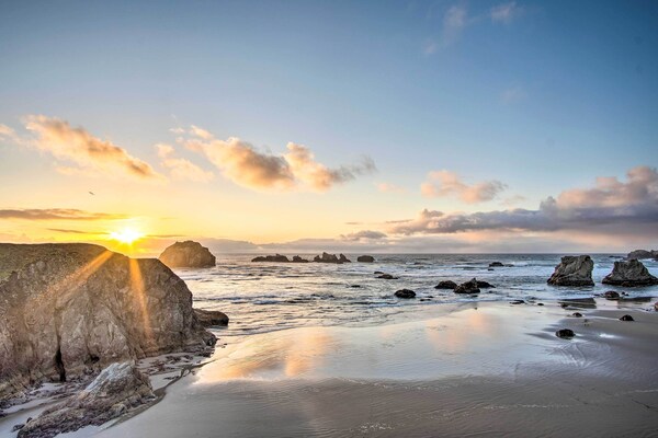 Spacious Bandon Getaway - 2 Blocks To Ocean! - Bandon, OR