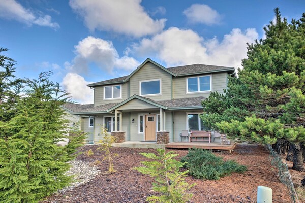 Spacious Bandon Getaway - 2 Blocks To Ocean! - Bandon, OR