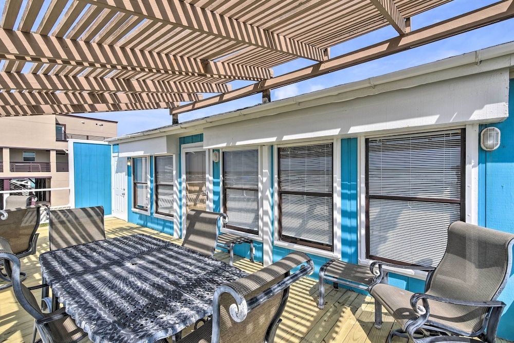 Galveston Beachfront House W/ Deck & Ocean Views! - Galveston