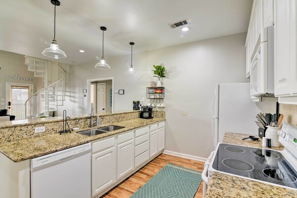 Pool, Marina & More! Family Home In Terramar Beach - Galveston