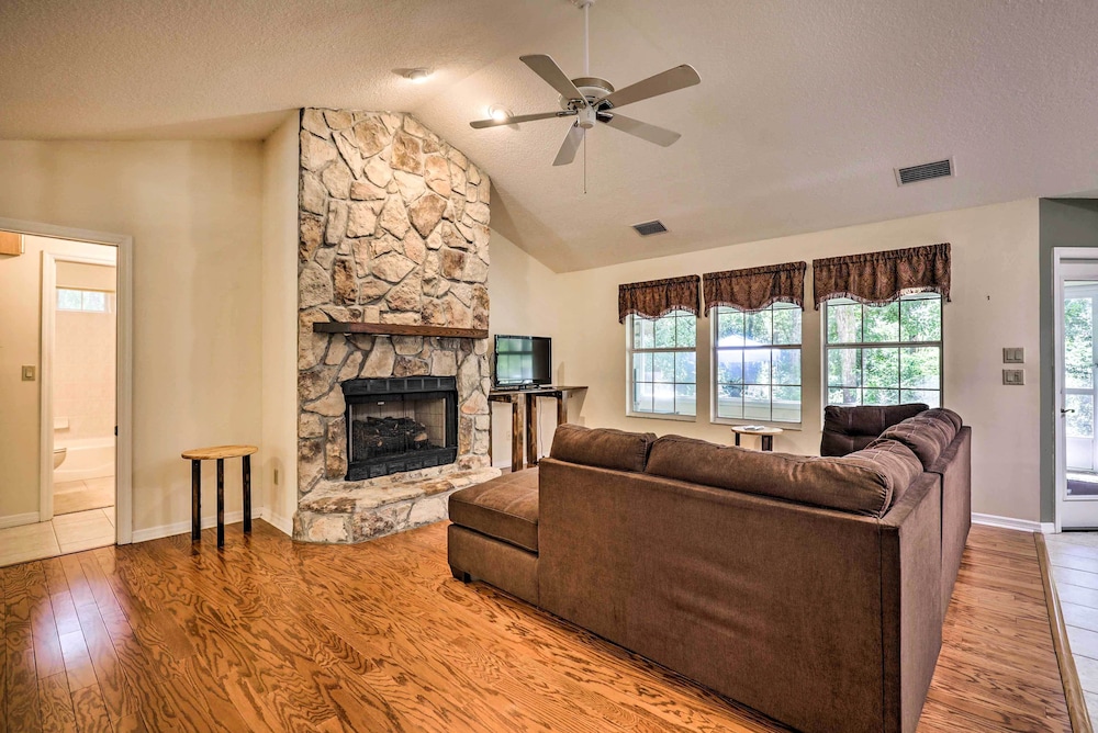 Charming Waldo Getaway Near Lake Santa Fe! - Hawthorne, FL