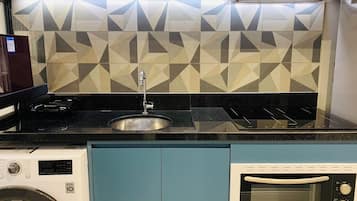 Geladeira, micro-ondas, cooktop, cafeteira/chaleira