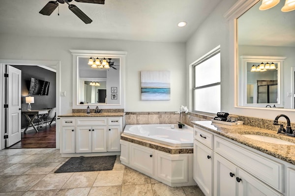 Luxe Canyon Lake Home W/ Gorgeous Lake Views! - Wimberley, TX