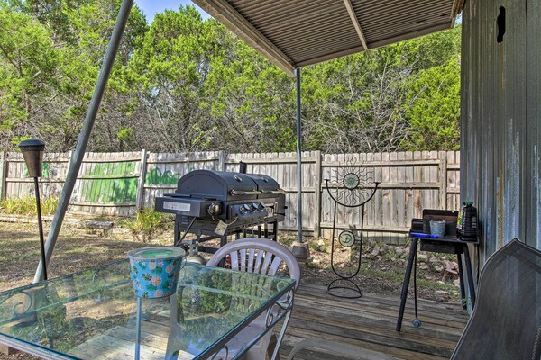 Couples Cabin W/ Luxury Deck, 1 Mi To Canyon Lake! - Canyon Lake, TX