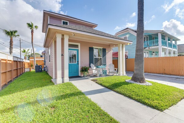 Walk To Beach: Colorful Home W/ Patio In Galveston - Galveston