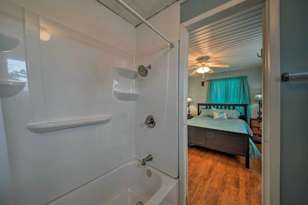 Galveston Beach House W/ Private Deck & Gulf Views - Jamaica Beach, TX