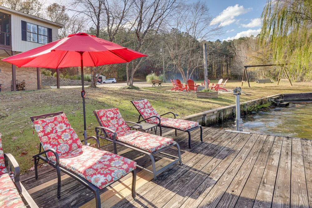 Waterfront Lay Lake Retreat W/ Dock & 3 Piers! - Alabama