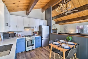 Casa (2 Bedrooms) | Cozinha privada | Um micro-ondas, um forno, uma placa de cozinha, utensílios de cozinha 