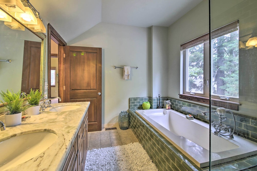 Incredible Lake Arrowhead Home W/ Views & Decks! - Lake Arrowhead, CA