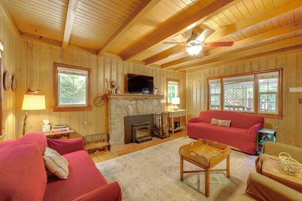 Vintage 'Snow White' Cottage ~ 2 Miles To Village! - Lake Arrowhead, CA