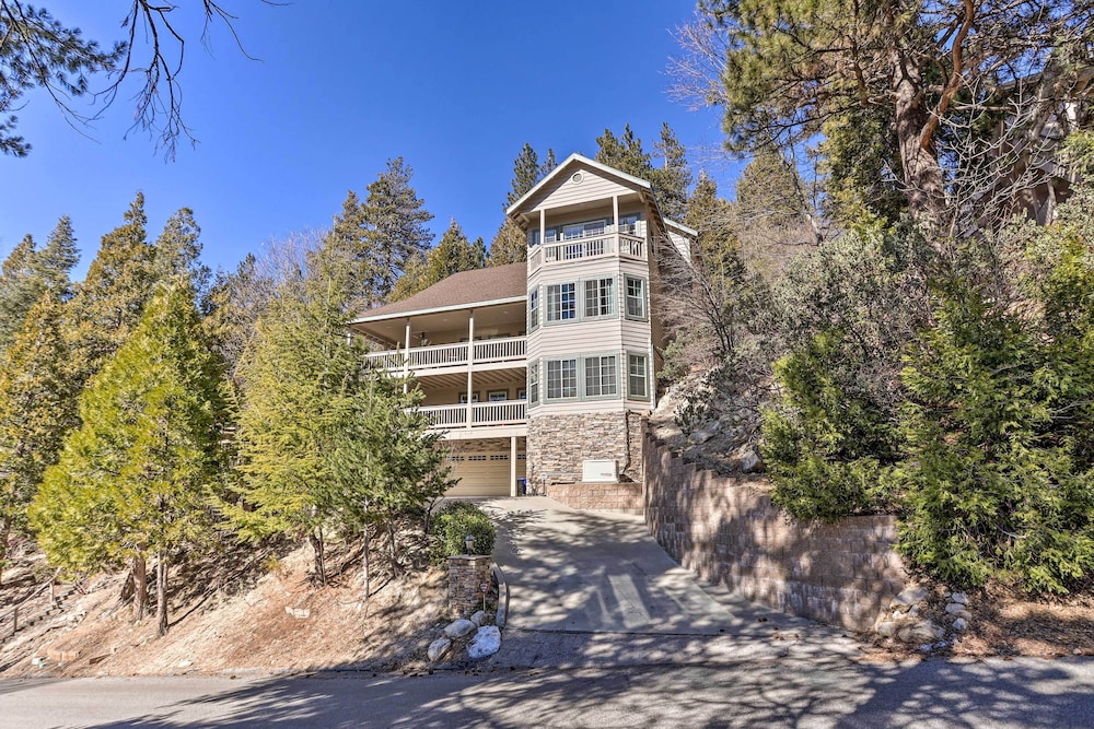 Huge Lake Arrowhead Home W/ 3 Decks & Grill! - Lake Arrowhead, CA