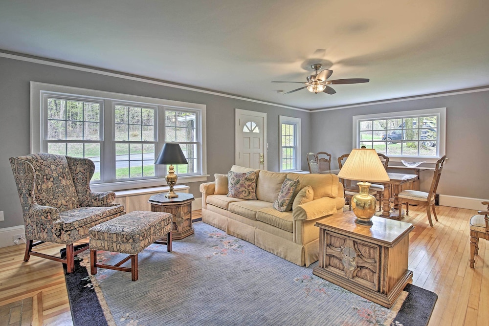 Beautiful Lenox Home, 3 Mi To Shakespeare & Co! - Lenox, MA