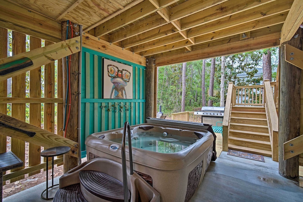 Quiet Fisherman's House W/ Hot Tub + Tropical Bar! - Dauphin Island, AL