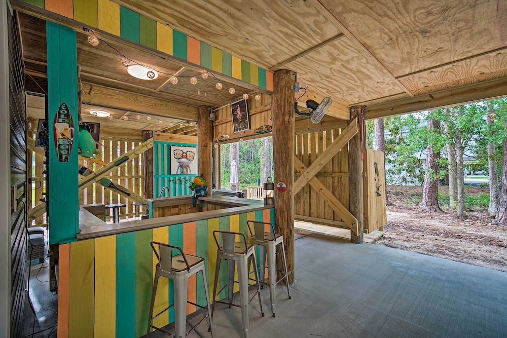 Quiet Fisherman's House W/ Hot Tub + Tropical Bar! - Dauphin Island, AL