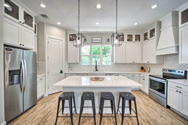 Brand New Modern Canyon Lake Escape W/ Fire Pit! - Canyon Lake, TX