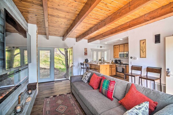 Crestline Cabin W/ Deck: 1 Mi To Lake Gregory - Rialto, CA