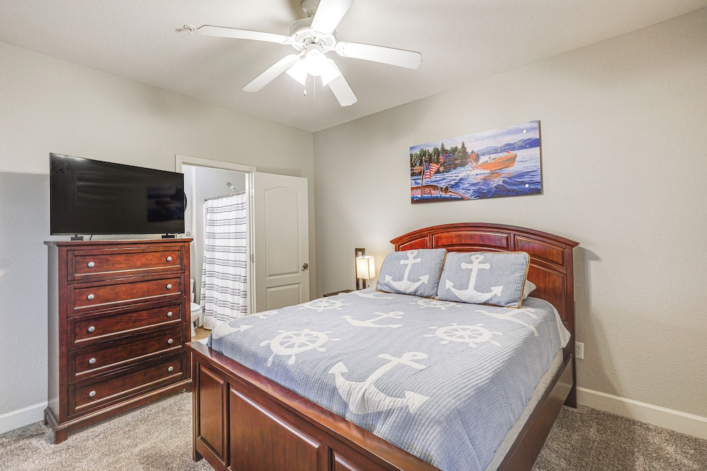 Resort Perks & Porch: Central Lands End Condo! - Lake Ozark, MO