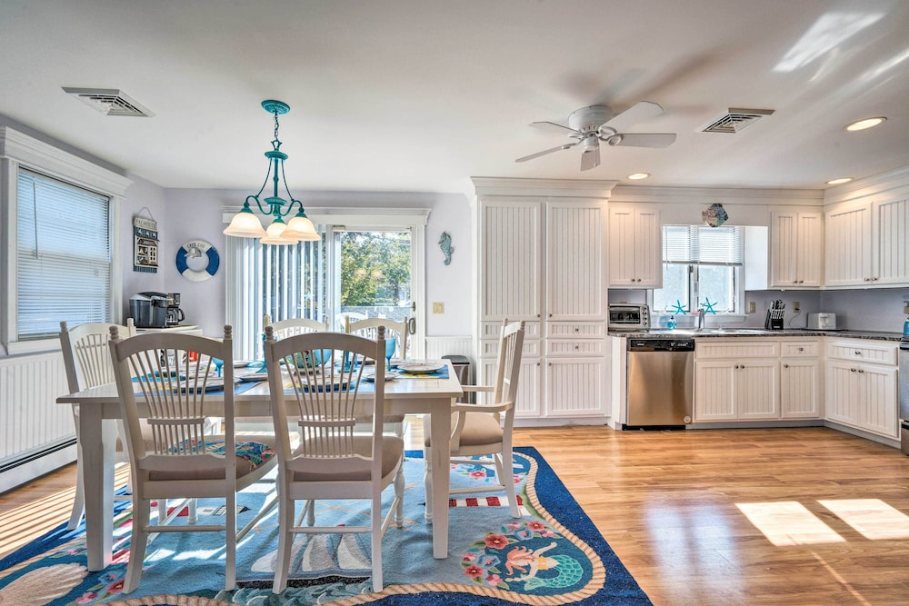 Charming East Falmouth Home: Walk To Private Beach - Martha's Vineyard, MA