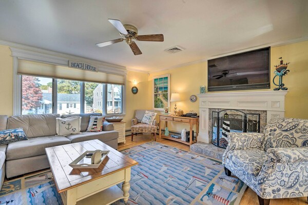 Charming East Falmouth Home: Walk To Private Beach - Falmouth, MA
