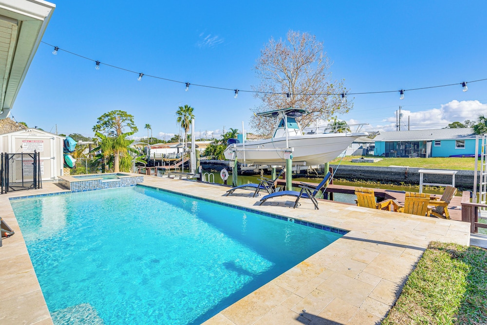 Spacious Canalfront Home W/ Pool ~ 1/2 Mi To Beach - Hudson, FL