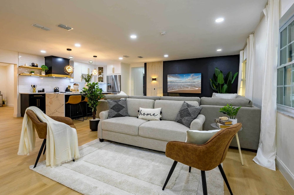 All-encompassing Retreat W/ Pool & Game Room! - Tampa