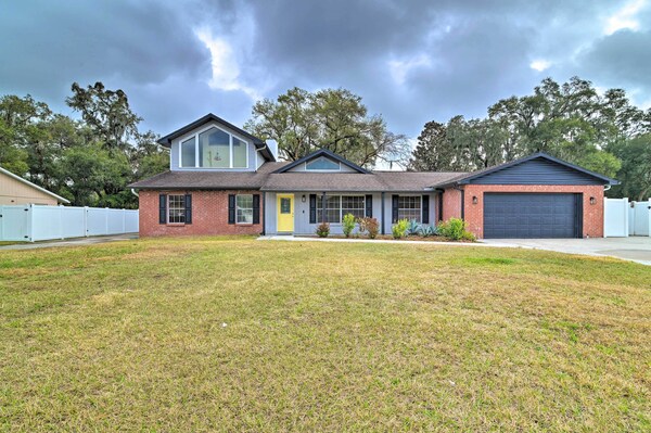 Grand Valrico Home W/ Deck, Fire Pit & Yard! - Plant City, FL