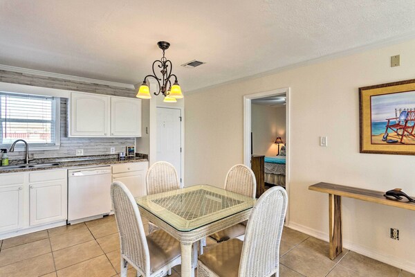 Fort Walton Beach Condo: Walk To Local Beach! - Island Time, Fort Walton Beach