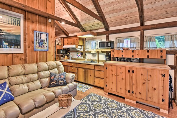 6 Mi To Grandfather Mtn: Lake Cottage W/ Deck - Linville, NC