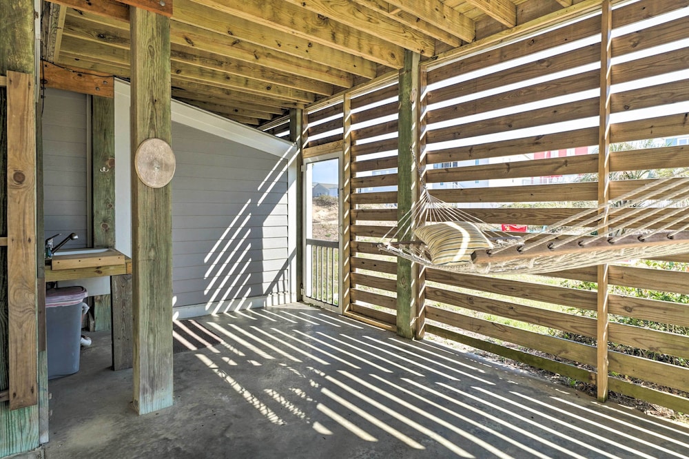 Carefree Coastal Getaway - Walk To Long Beach - Oak Island, NC
