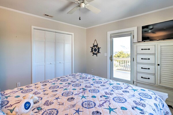 Carefree Coastal Getaway - Walk To Long Beach - Oak Island, NC