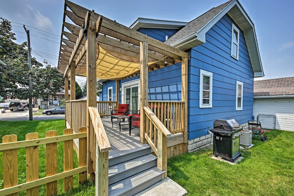 'Ania's Retreat' W/ Deck: Walk To Lake Michigan! - Two Rivers, WI