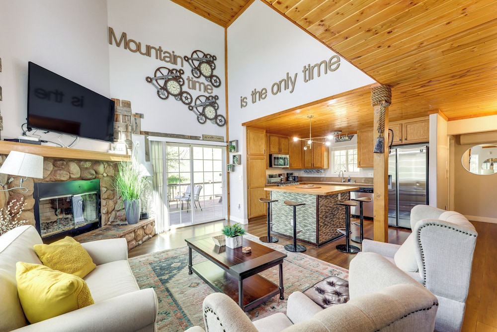 Remodeled Crestline Retreat: Walk To Lake Gregory! - Crestline, CA