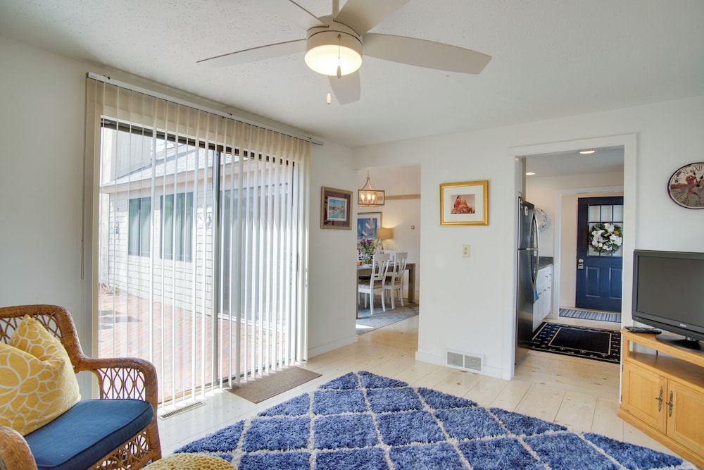 Charming Cape Cod Home W/ Patio, 2 Mi To Beach! - Mashpee, MA