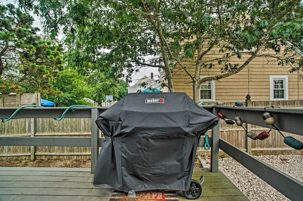 Walk To Beach: Quaint Dennis Home W/ Deck + Grill! - Dennis, MA