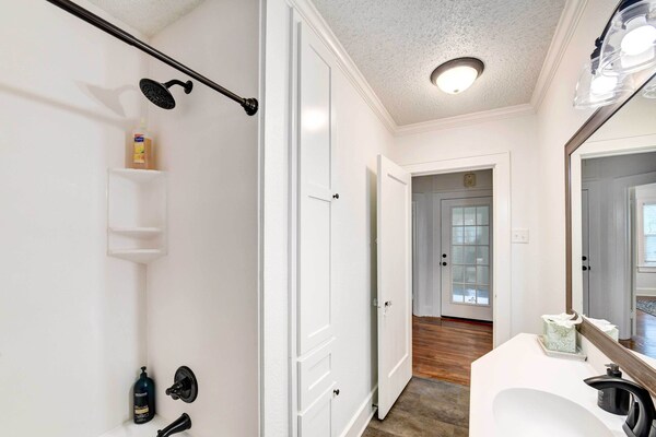 2 Mi To Magnolia Mkt: Cozy Retreat W/ Shared Yard - Waco, TX