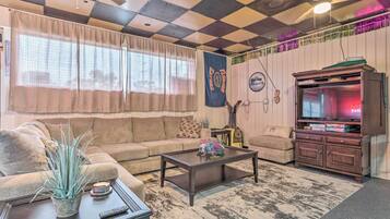 TV, mesa de pingue-pongue