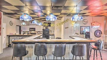 Casa (3 Bedrooms) | Cozinha privada | Um micro-ondas, um forno, uma placa de cozinha