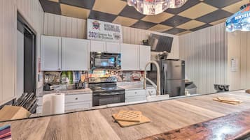 Casa (3 Bedrooms) | Cozinha privada | Um micro-ondas, um forno, uma placa de cozinha